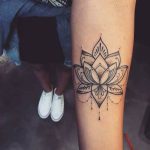 Tatuaje de flor de loto para mujer 2025 - Ideas y significado - Muy Trendy