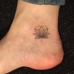 Tatuaje de flor de loto para mujer 2025 - Ideas y significado - Muy Trendy