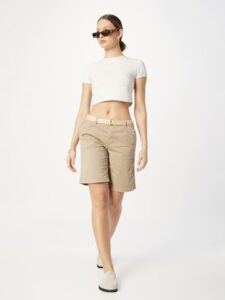 Outfits con shorts beige para mujer 2026 - Muy Trendy